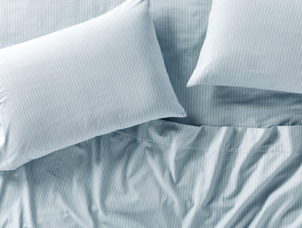 What Color Sheets Go With a Gray Comforter?