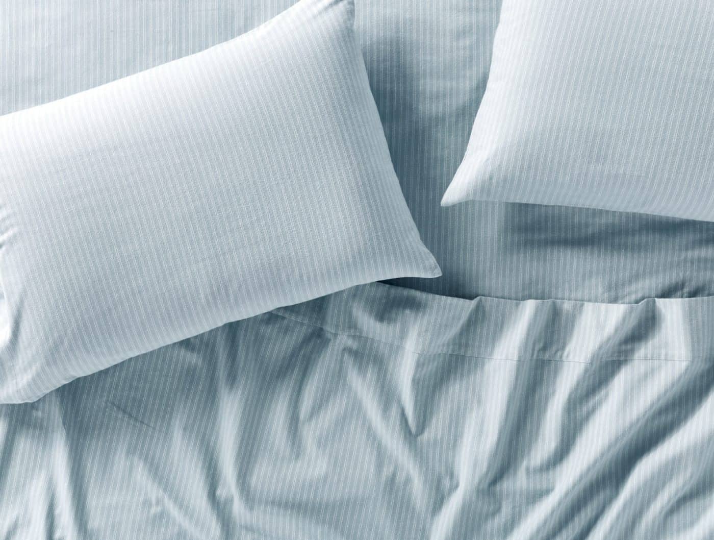 What Color Sheets Go With a Gray Comforter?