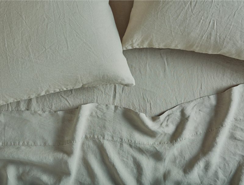 What Color Sheets Go With a White Comforter?